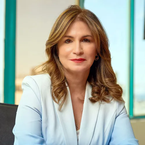 Listen to CIRCE ALMÁNZAR Revela el Verdadero Plan del Sector Privado ...